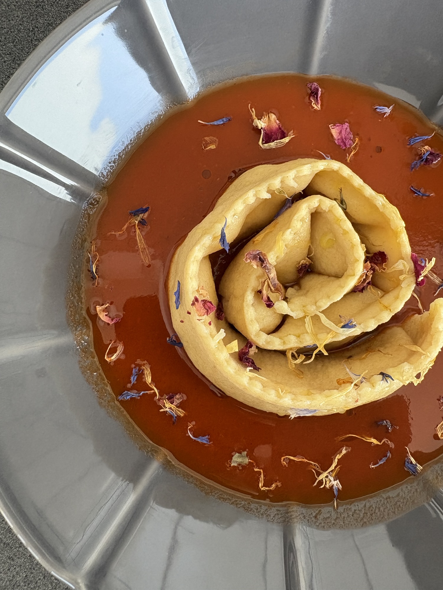 Stor Raviolo med fyldning af Ricotta og Tiger Rejer – La pastaia